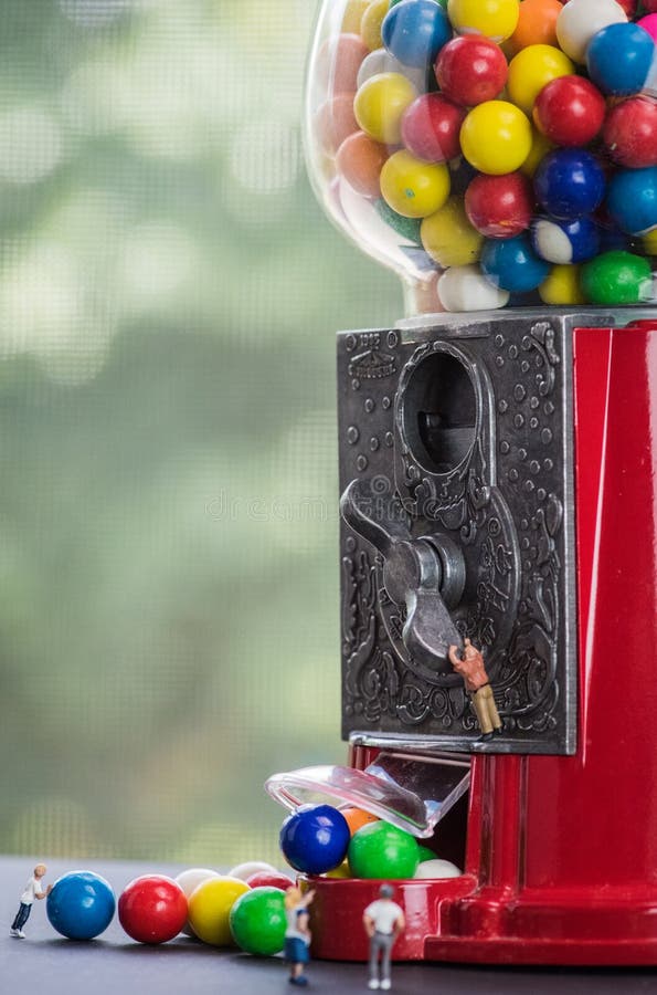 Figuras Miniatura Que Consiguen Bolas De Goma Imagen de archivo ...