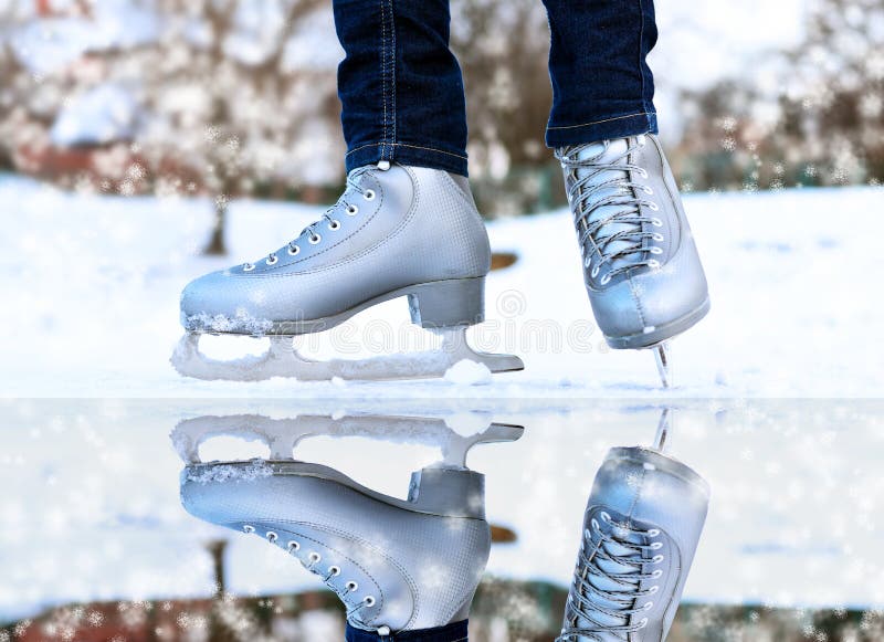 Patins à Glace Blancs Pour Patinage Artistique, Suspendus Sur Un Fond ...