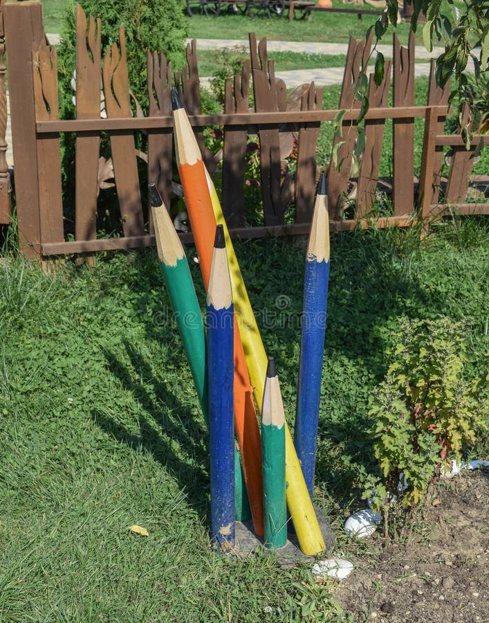 Figures Crayons Chinois Sur Un Lit Image stock - Image du concept ...