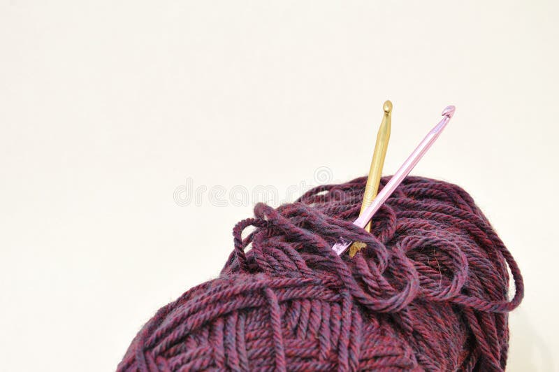 Fil Avec Des Crochets De Crochet Photo stock - Image du tissu, fibre ...