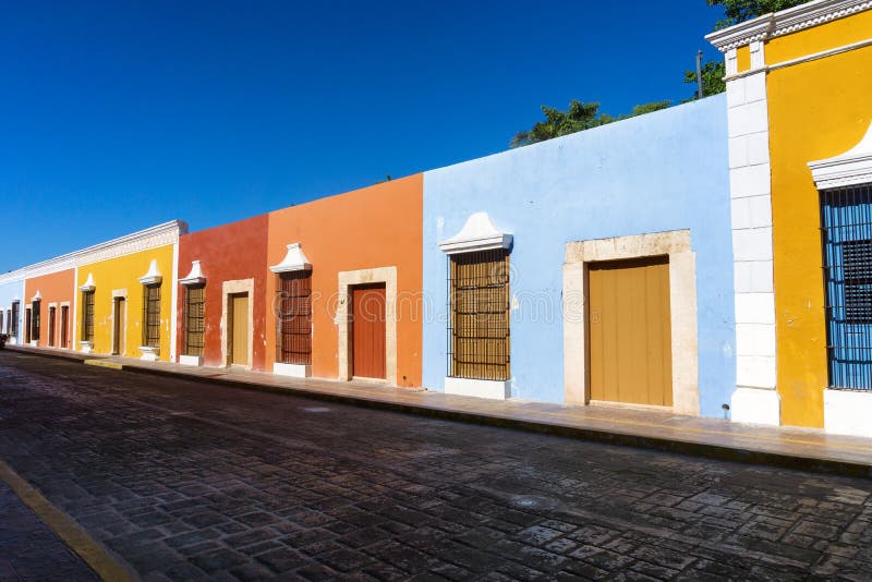 Fila Colorida De Edificios Coloniales Imagen de archivo - Imagen de ...