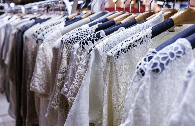 Ropa colgada en casa foto de archivo. Imagen de poliester - 17940610