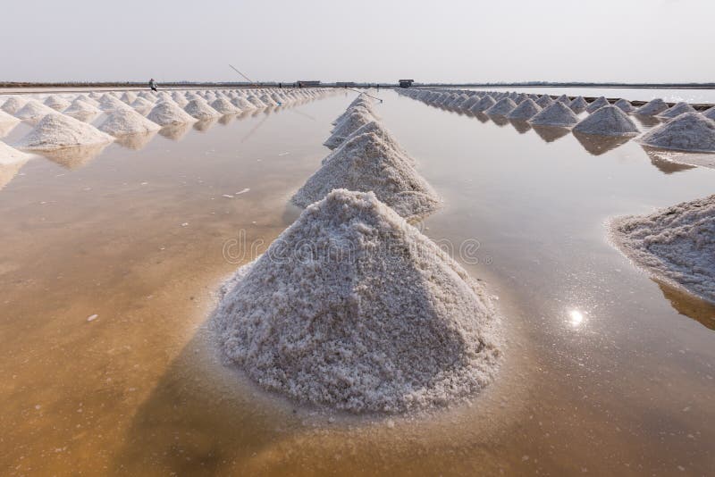 Fila de la sal del mar foto de archivo. Imagen de azul - 33589406