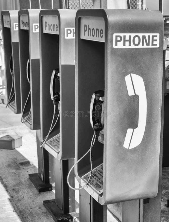 Fila de teléfonos públicos foto de archivo. Imagen de recorrido - 39082768