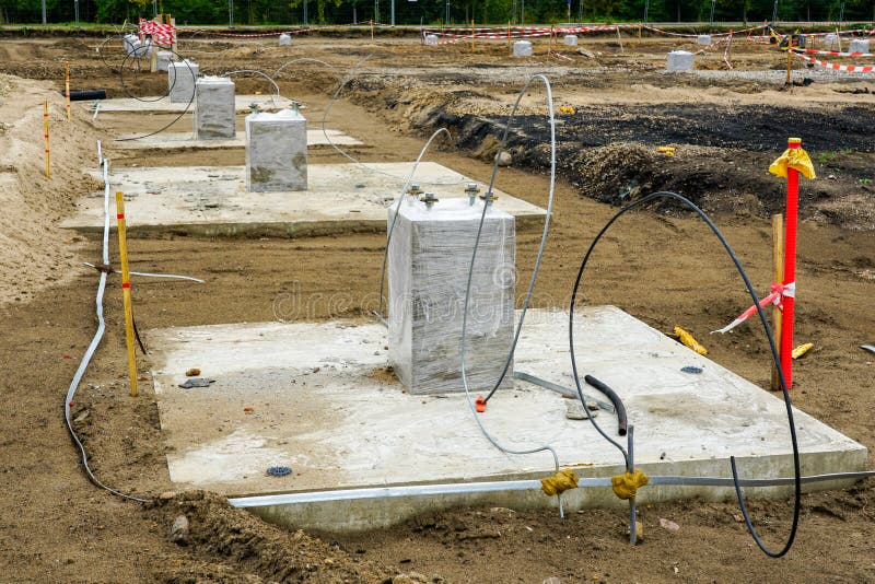 Fila Di Calcestruzzo Per Colonne in Acciaio Nel Cantiere Di Un Nuovo ... Fila Di Calcestruzzo Per Colonne in Acciaio Nel Cantiere Di Un Nuovo ...