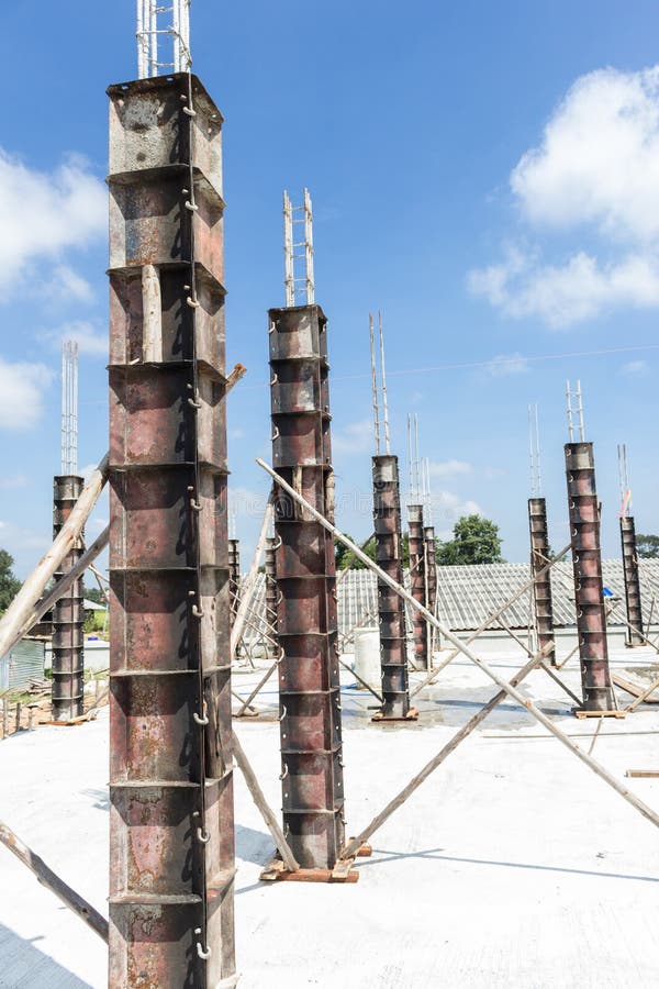 Filar budowa zdjęcie editorial. Obraz złożonej z wyposażenie - 61805431