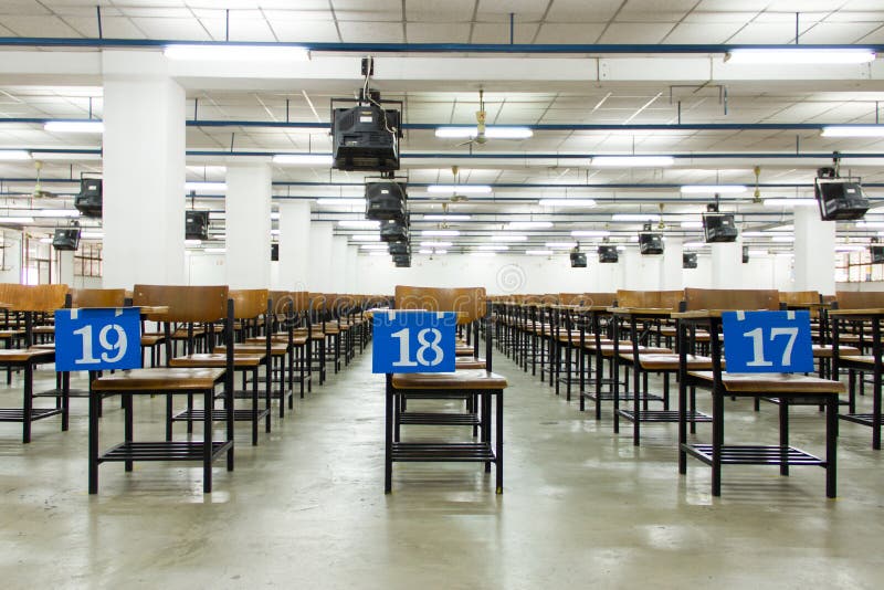 Filas de sillas foto de archivo. Imagen de oficina, aprenda - 33108186