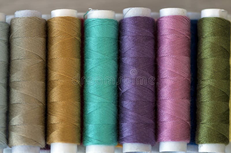 Filati cucirini colorati fotografia stock. Immagine di tessuto - 106741002