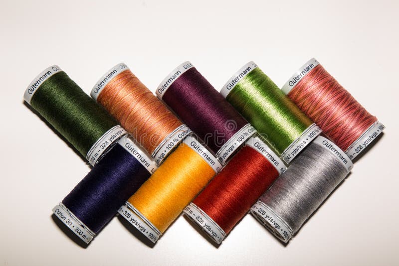 Filati cucirini, Gutermann fotografia stock. Immagine di luminoso ...