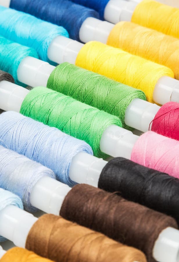 Filati Cucirini Multicolori Su Fondo Fotografia Stock - Immagine di ...