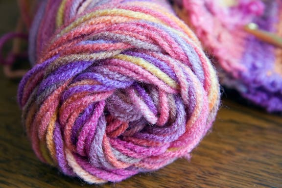 Filato immagine stock. Immagine di lavanda, matassa, tabella - 12730309