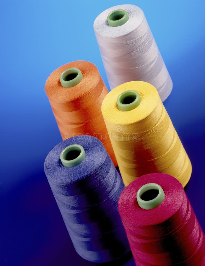 Primo Piano Dei Coni Del Filato Di Colore Immagine Stock - Immagine di ...