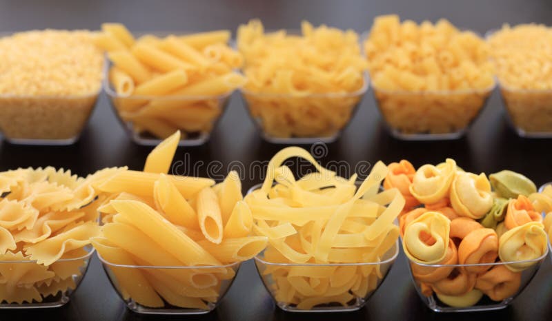 Varie forme di pasta immagine stock. Immagine di spaghetti - 74738571