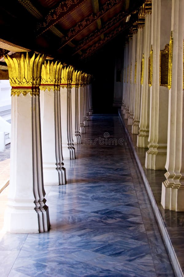 Fileira das colunas imagem de stock. Imagem de arquitetura - 15019903