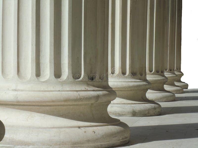Fileira das colunas gregas imagem de stock. Imagem de juiz - 96336317