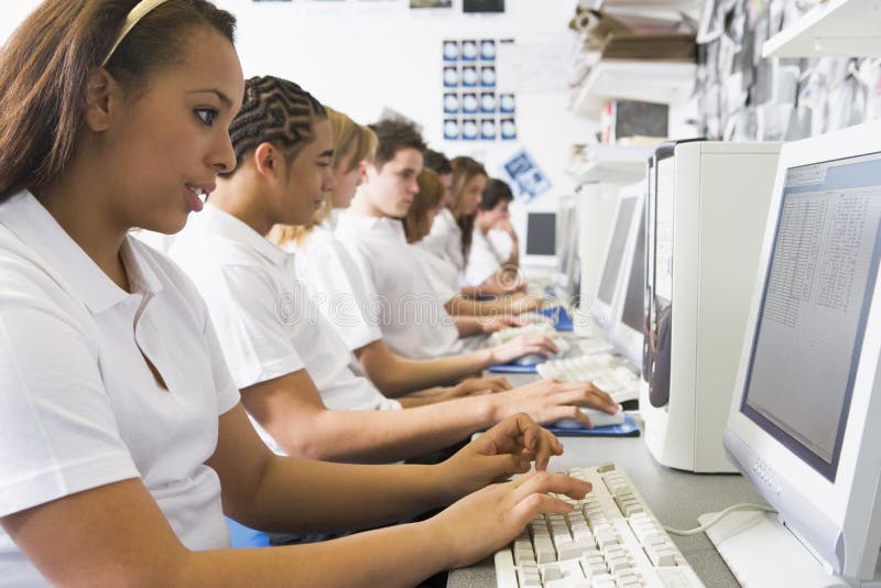 Fileira Dos Alunos Que Estudam Em Computadores Imagem de Stock - Imagem ... Fileira Dos Alunos Que Estudam Em Computadores Imagem de Stock - Imagem ...