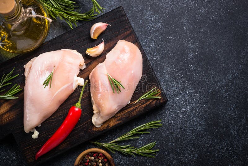 Filet Cru De Poulet Avec L'ail, Le Poivre, L'huile D'olive Et Le ...