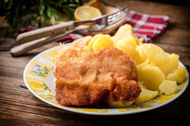 Filet de morue frit servi image stock. Image du seafood - 108056037