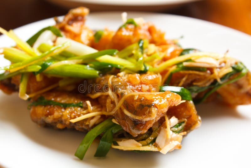 Filet De Poissons Frit Avec Du Gingembre. Photo stock - Image du ...