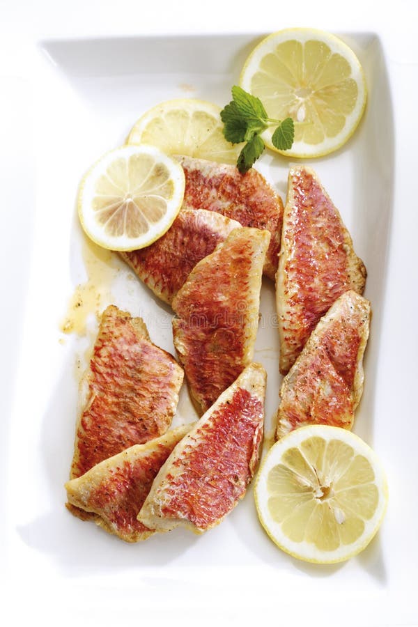 Filet Frit De Barbe De Mer Avec Le Citron Image stock - Image du ...