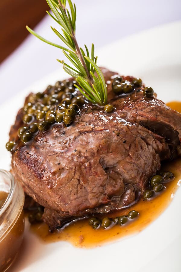 Filete jugoso de Angus imagen de archivo. Imagen de patatas - 5500181