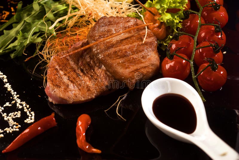 Filete asado de la carne foto de archivo. Imagen de pimienta - 11031162