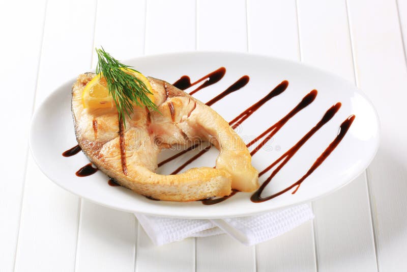 Filete Asado a La Parilla De La Carpa Foto de archivo - Imagen de ...