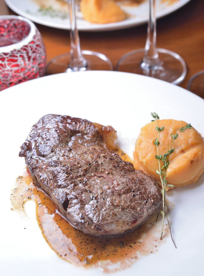 Filete Asado a La Parilla Del Ojo De La Costilla Foto de archivo ...