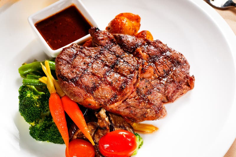Filete Asado a La Parilla Del Ribeye Foto de archivo - Imagen de ...
