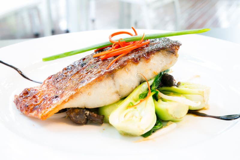 Filete Asado a La Parrilla Del Barramundi Imagen de archivo - Imagen de ...