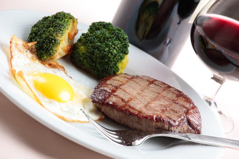 Filete con el huevo frito foto de archivo. Imagen de alimento - 8791096