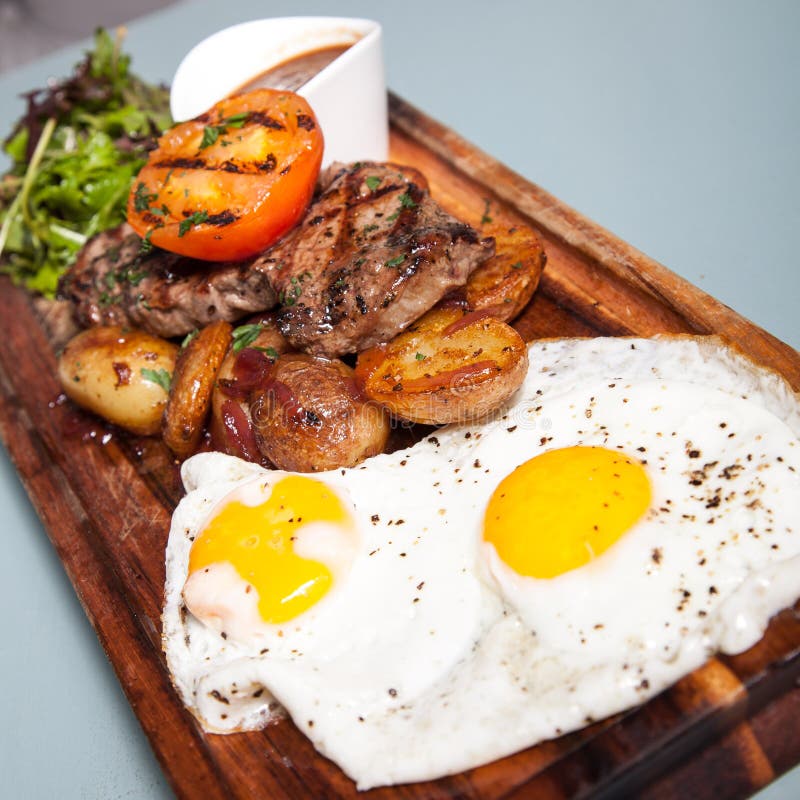 Filete Con Las Patatas Y Los Huevos Foto de archivo - Imagen de frito ...