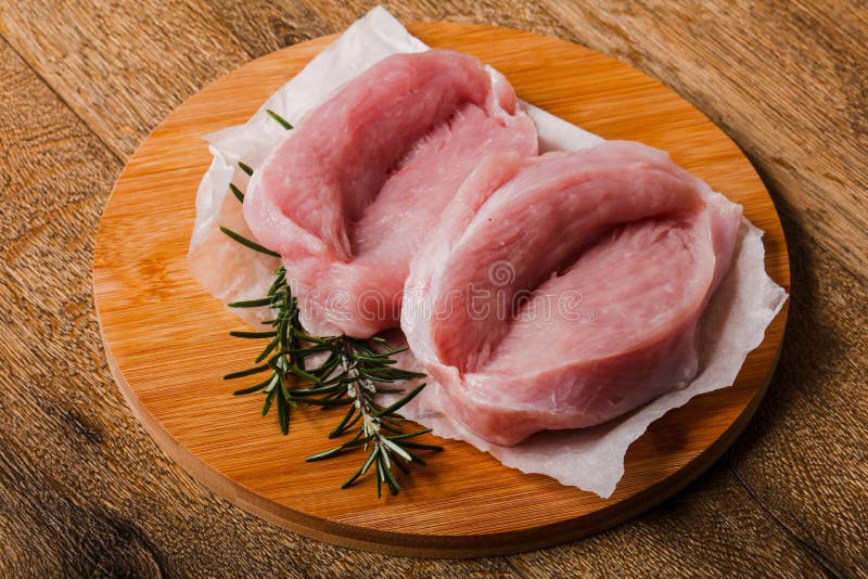 Filete Crudo De La Pechuga De Pavo Foto de archivo - Imagen de primer ...