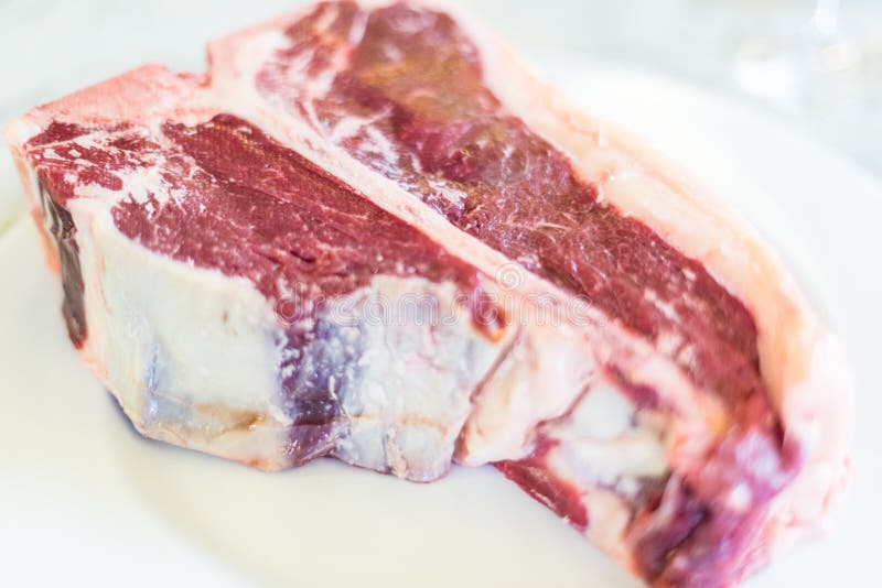 Filete Crudo En Un Plato En El Restaurante Foto de archivo - Imagen de ...