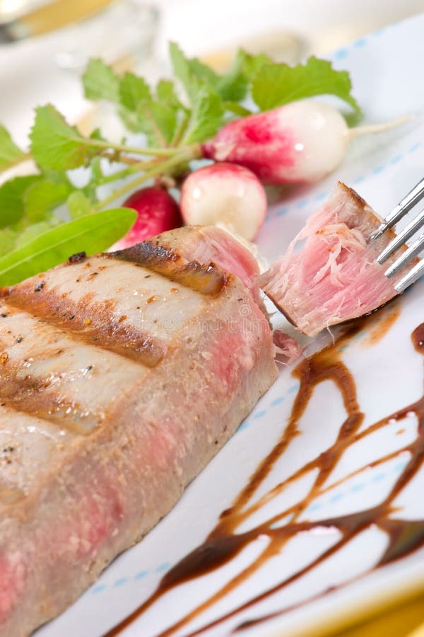 Filetes Asados a La Parilla De La Carne De Cerdo Imagen de archivo ...