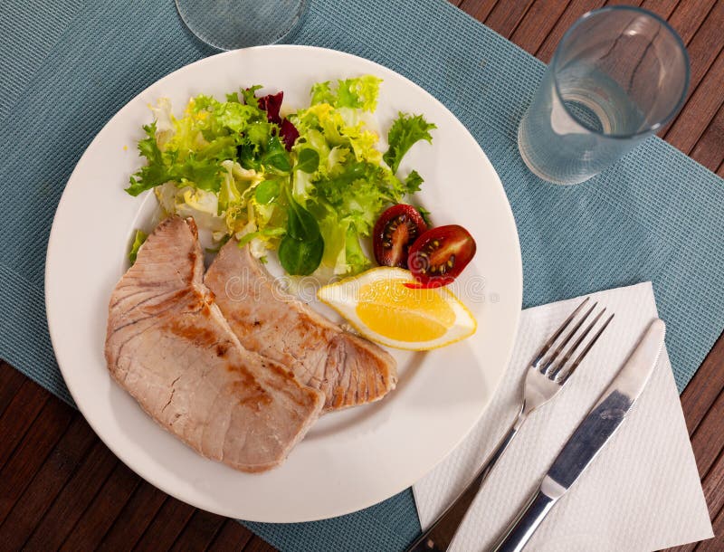 Filete De Atum Com Salada De Tomate E Alface Foto de Stock - Imagem de ...