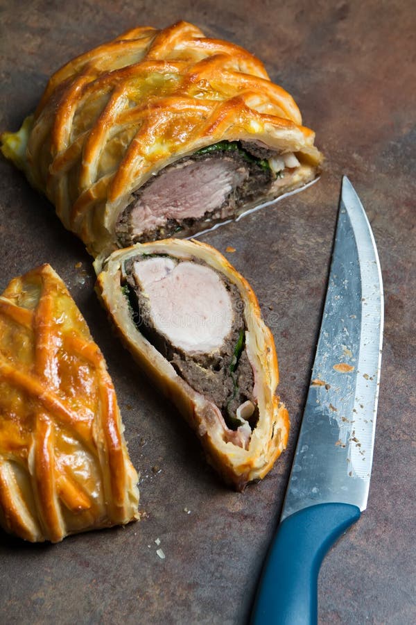 Filete de cerdo Wellington foto de archivo. Imagen de cena - 84174522