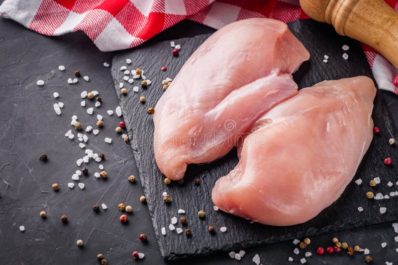 Filete De Frango Cru Sobre Fundo De Pedra Escura Foto de Stock - Imagem ...