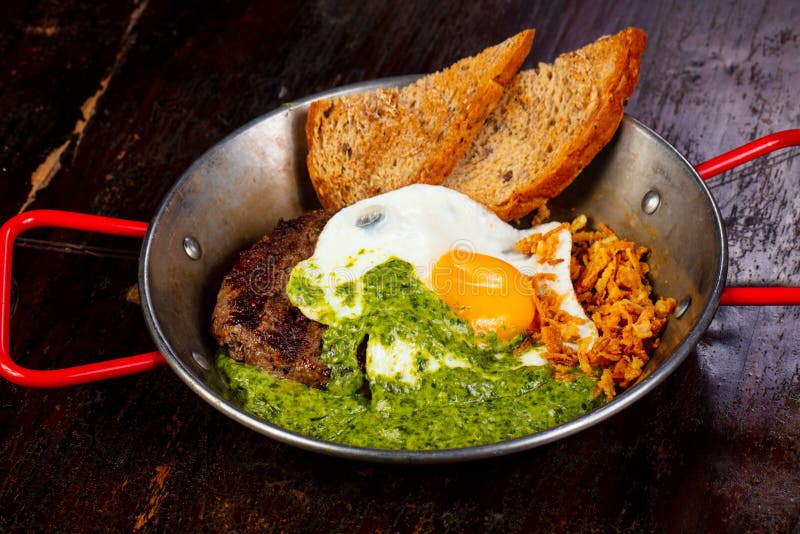 Filete De La Carne Asada Con El Huevo Foto de archivo - Imagen de ...