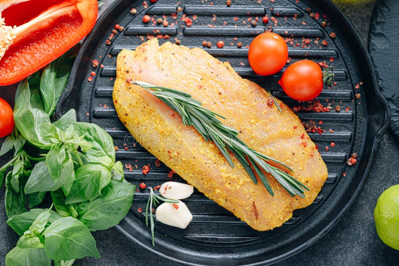 Filete De Peru Cru Com Especiarias E Azeite Pronto a Grelhar Imagem de ...