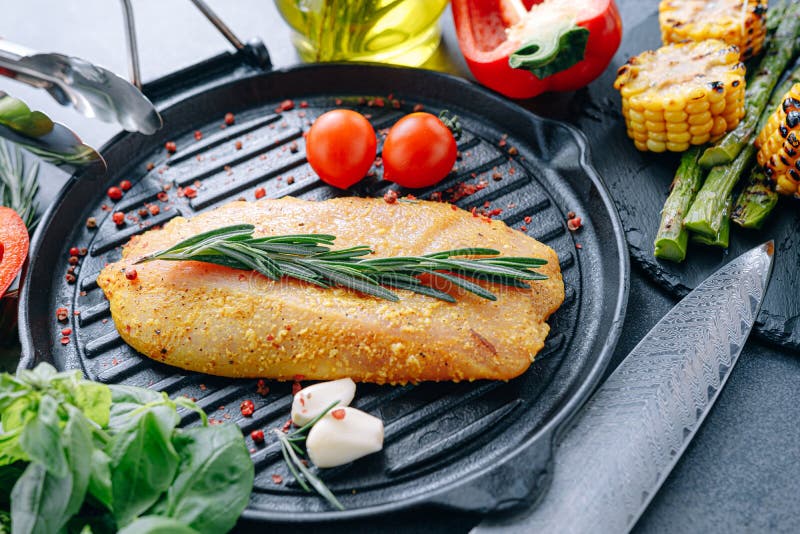 Filete De Peru Cru Com Especiarias E Azeite Pronto a Grelhar Foto de ...