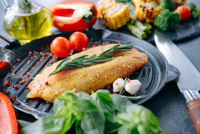 Filete De Peru Cru Com Especiarias E Azeite Pronto a Grelhar Imagem de ...