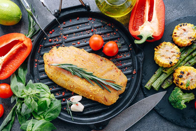 Filete De Peru Cru Com Especiarias E Azeite Pronto a Grelhar Imagem de ...