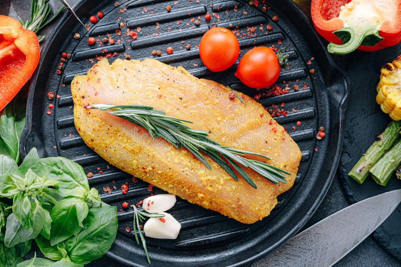 Filete De Peru Cru Com Especiarias E Azeite Pronto a Grelhar Foto de ...