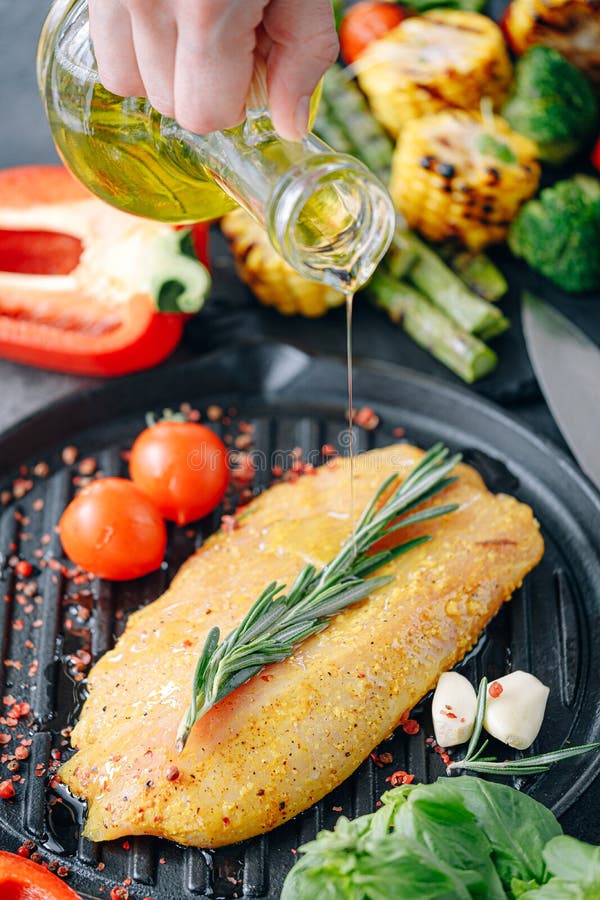 Filete De Peru Cru Com Especiarias E Azeite Pronto a Grelhar Foto de ...