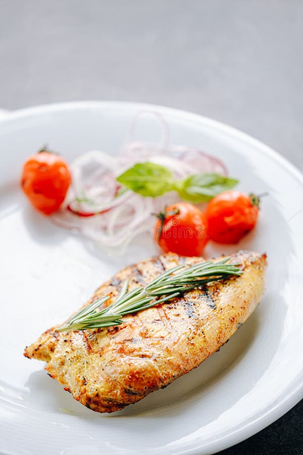 Filete De Peru Frito Com Molho Grelhado E Cebolas Picadas Imagem de ...