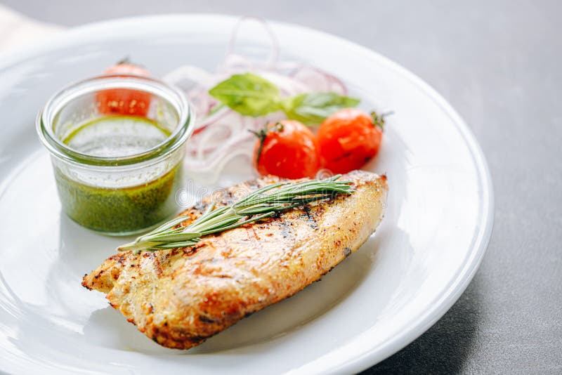 Filete De Peru Frito Com Molho Grelhado E Cebolas Picadas Foto de Stock ...