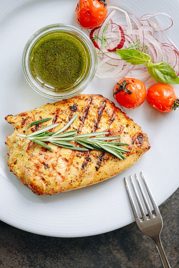 Filete De Peru Frito Com Molho Grelhado E Cebolas Picadas Imagem de ...