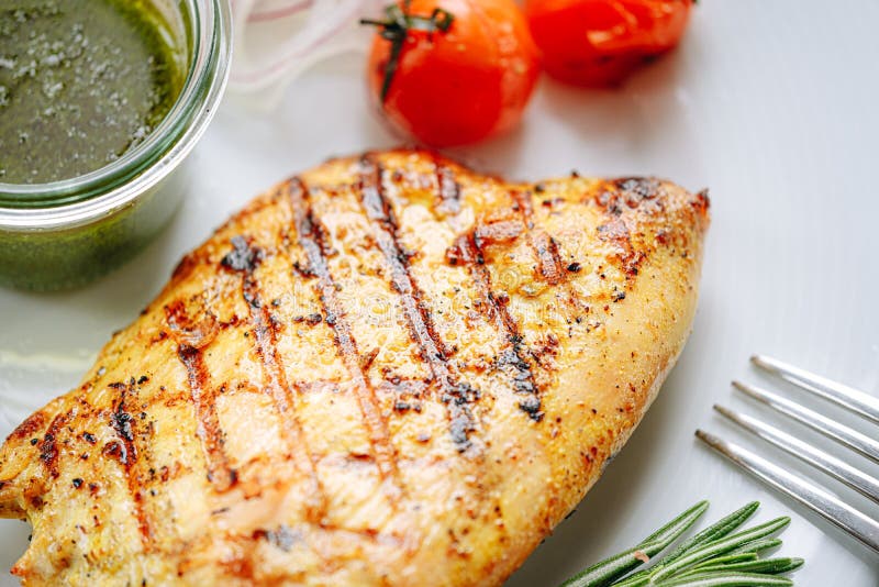 Filete De Peru Frito Com Molho Grelhado E Cebolas Picadas Imagem de ...