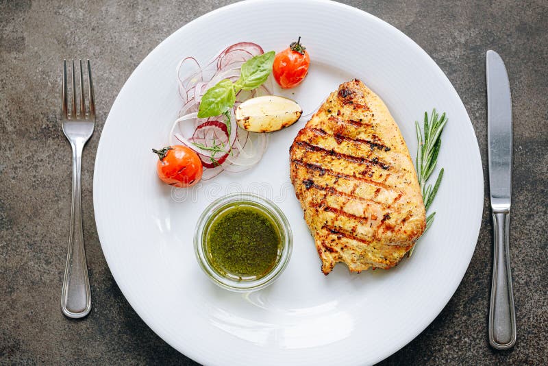 Filete De Peru Frito Com Molho Grelhado E Cebolas Picadas Foto de Stock ...